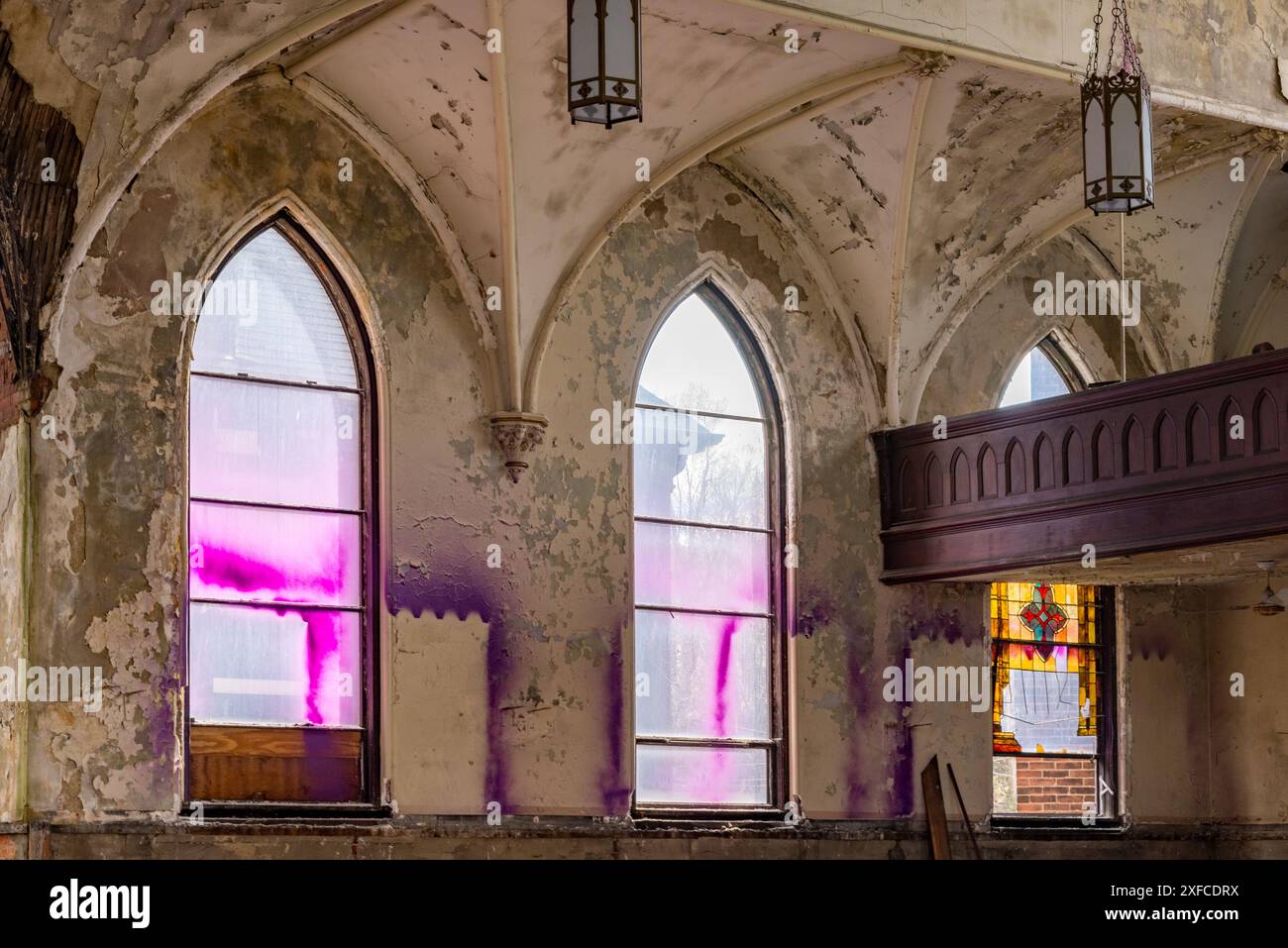 Broken windows abandoned church hi-res stock photography and images - Alamy