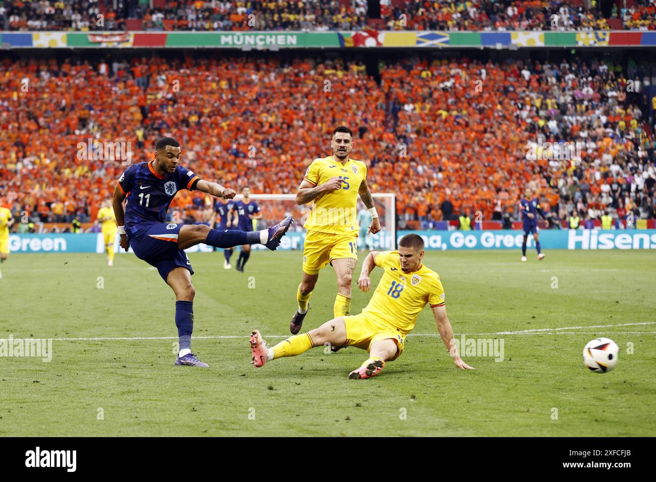 MUNICH - (l-r) Cody Gakpo of Holland, Andrei Burca of Romania, Razvan ...