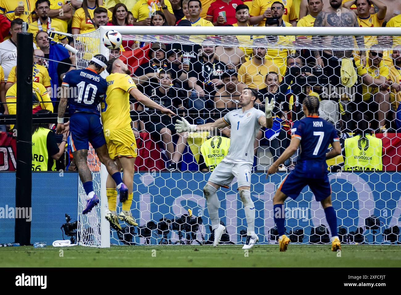 MUNICH - Memphis Depay of Holland, Radu Dragusin of Romania, Romania ...