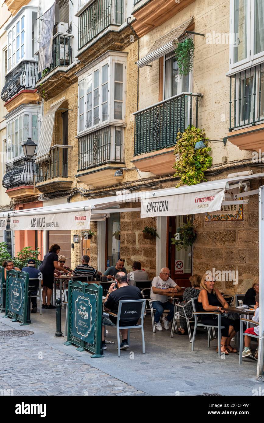 Sidewalk cafe in the old town, Cadiz, Andalusia, Spain Stock Photo - Alamy