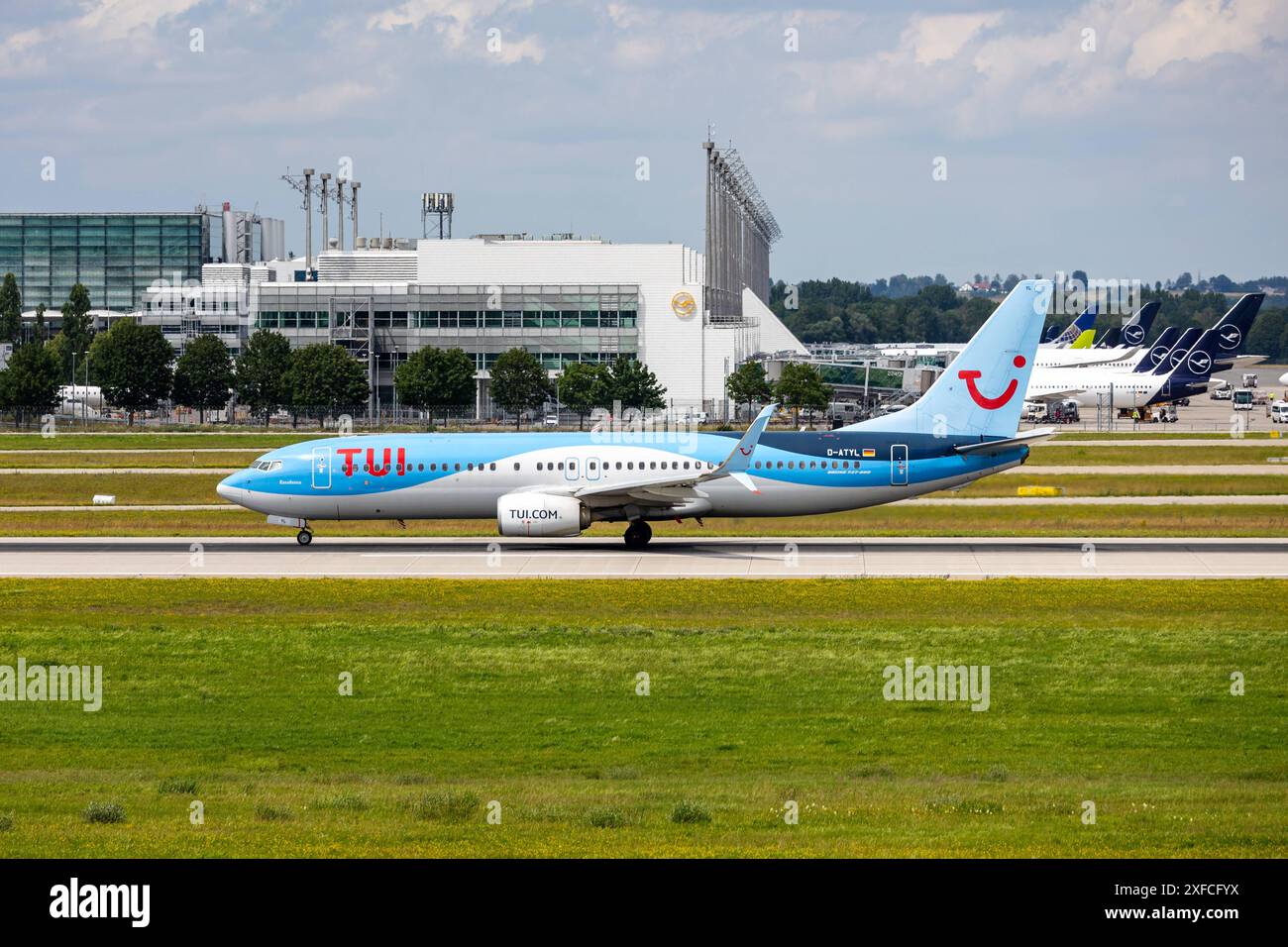 Flugbetrieb am Münchener Flughafen Eine Boeing 737-800 der deutschen ...