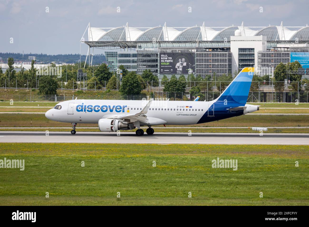 Flugbetrieb am Münchener Flughafen Ein Airbus A320neo der Lufthansa ...
