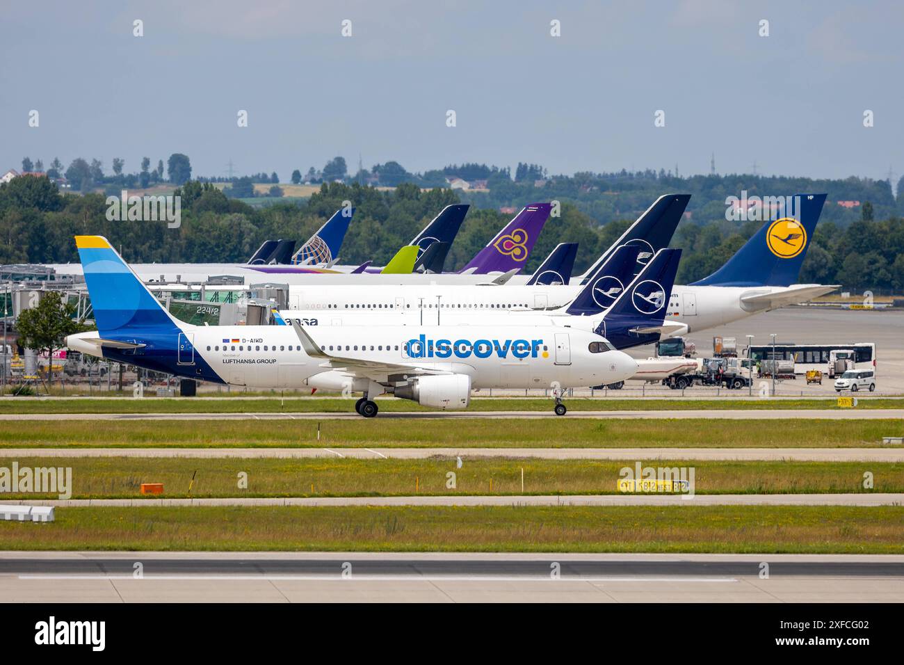 Flugbetrieb am Münchener Flughafen Ein Airbus A320neo der Lufthansa ...