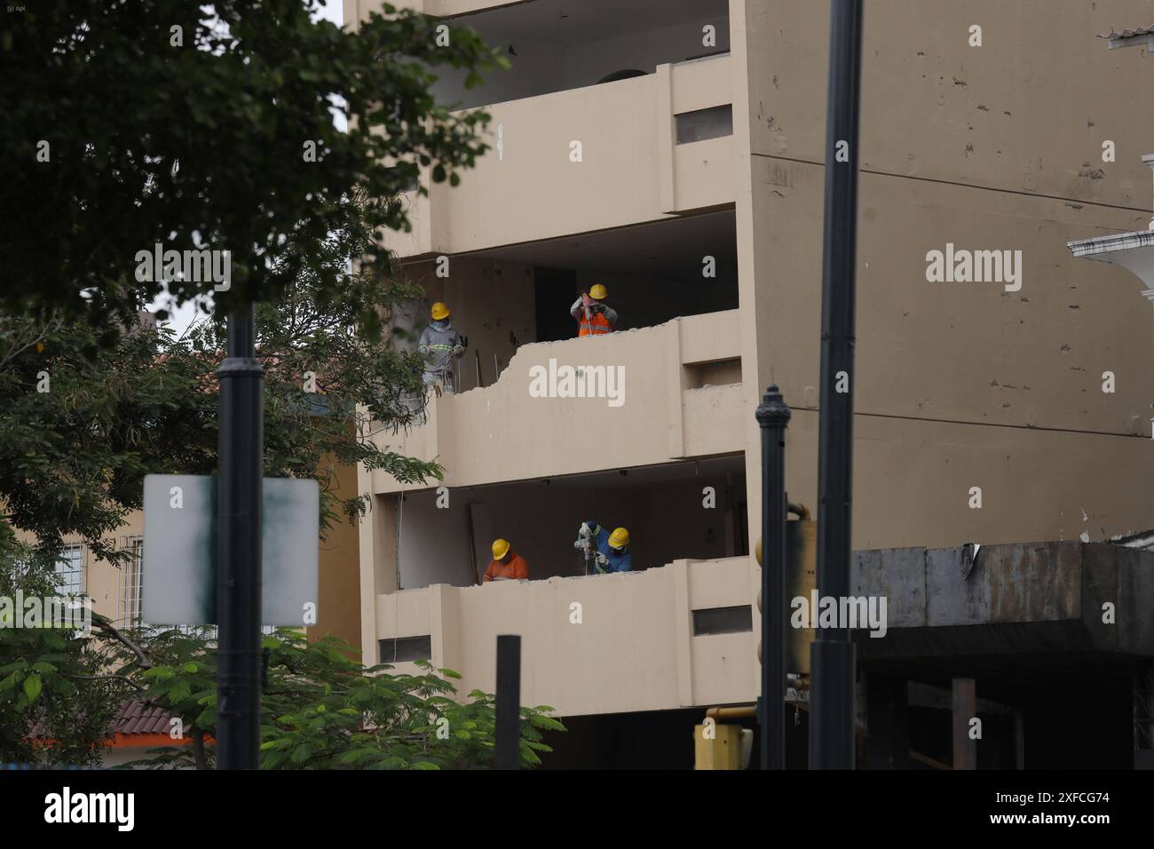 GYE TRABAJOS EDIFICIO FANTASIA Guayaquil, Tuesday, July 02, 2024 With ...