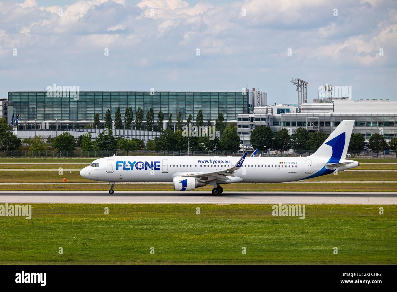 Flugbetrieb am Münchener Flughafen Ein Airbus A321neo der moldawischen ...