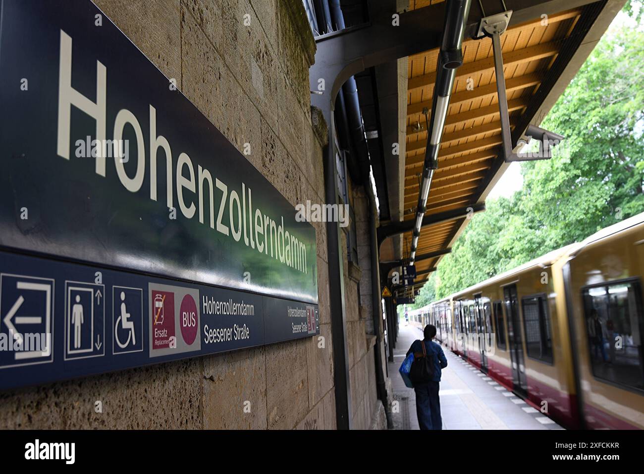 S-Bahn der Linie S41 Ringbahn hält im Bahnhof Hohenzollerndamm. S-Bahn S41 *** S-Bahn line S41 ...