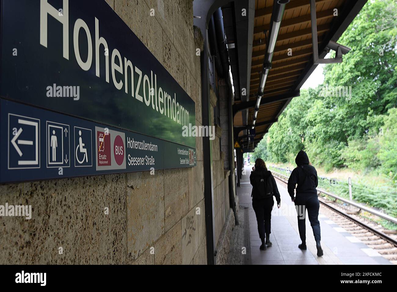S-Bahn der Linie S41 Ringbahn hält im Bahnhof Hohenzollerndamm. S-Bahn S41 *** S-Bahn line S41 ...