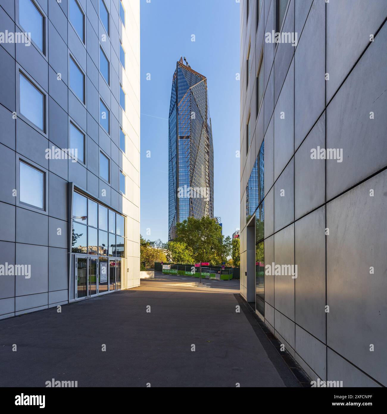 FRANCE, HAUTS-DE-SEINE (92), LA DEFENSE DISTRICT, VIEW OF THE HEKLA ...
