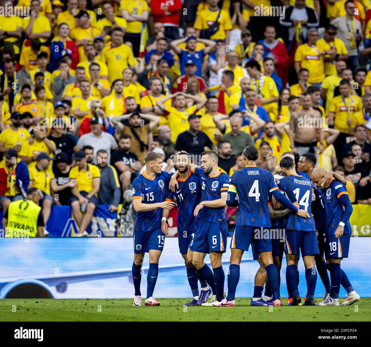 MUNICH - The players of the Netherlands celebrate Donyell Malen's 0-2 ...