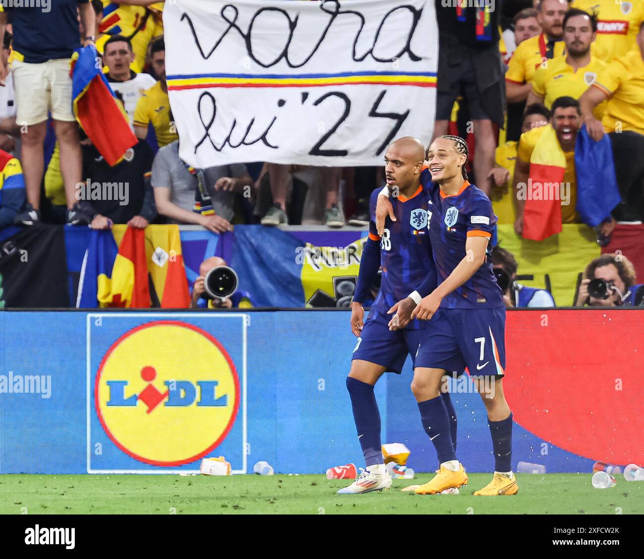 Donyell Malen (Niederlande, #18) und Xavi Simons (Niederlande, #07 ...