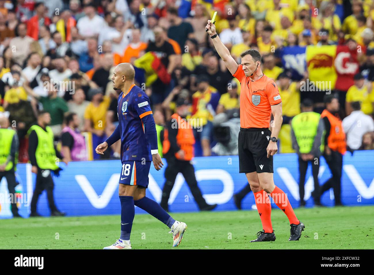 Gelbe Karte fuer Donyell Malen (Niederlande, #18) Schiedsrichter Felix ...