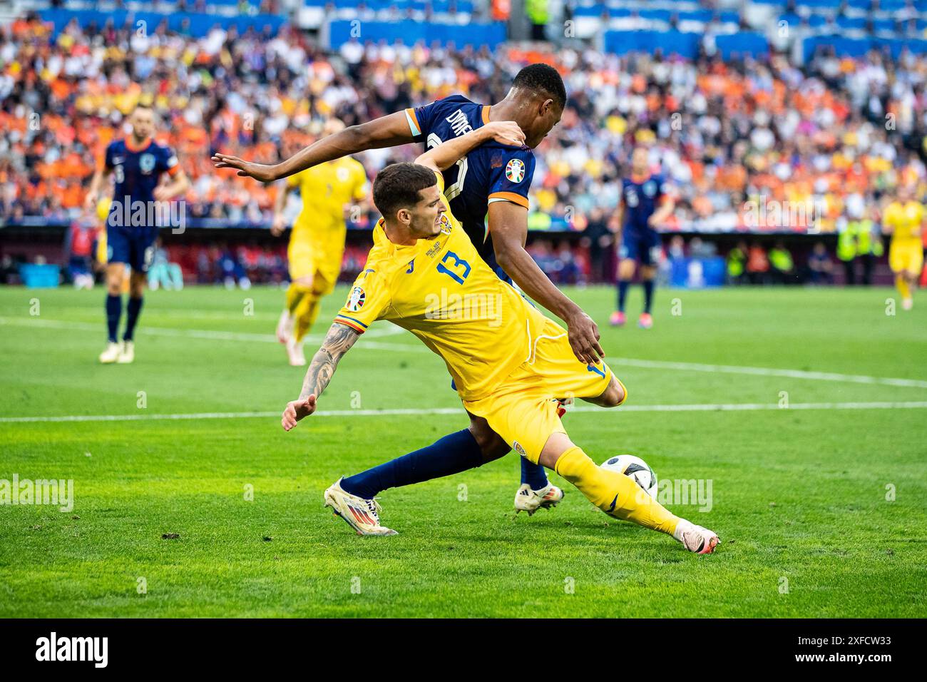 Mihai Valentin Mihaila (Rumaenien, #13), Denzel Dumfries (Niederlande, #22) GER, Rumaenien (ROM ...