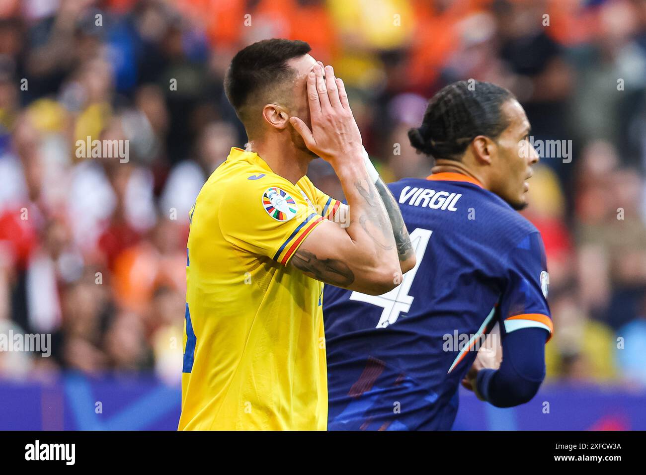 Andonie Andrei Burca (Rumaenien, #15) haelt die Haende vor das Gesicht ...