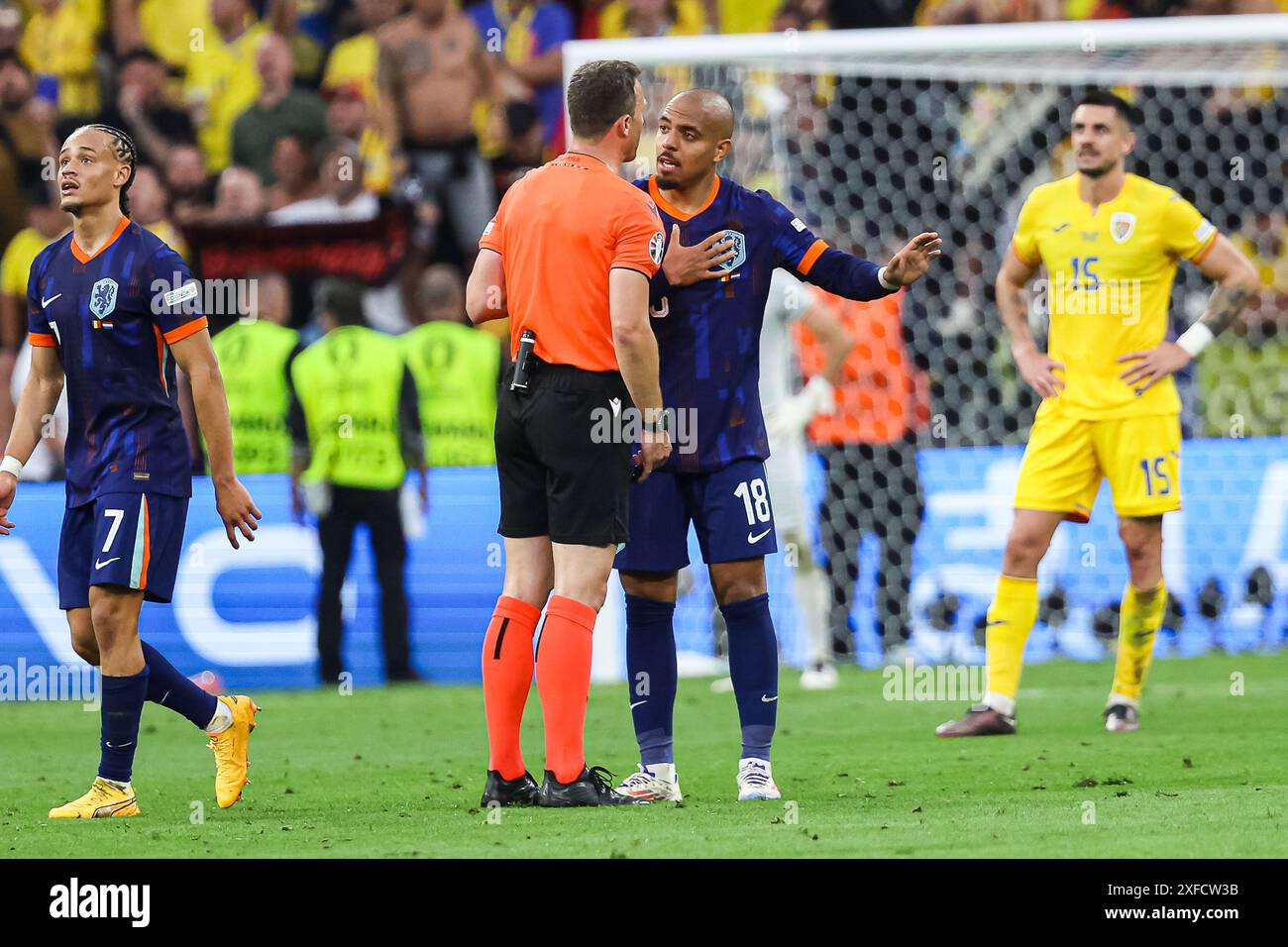 Donyell Malen (Niederlande, #18) diskutiert mit Schiedsrichter Felix ...