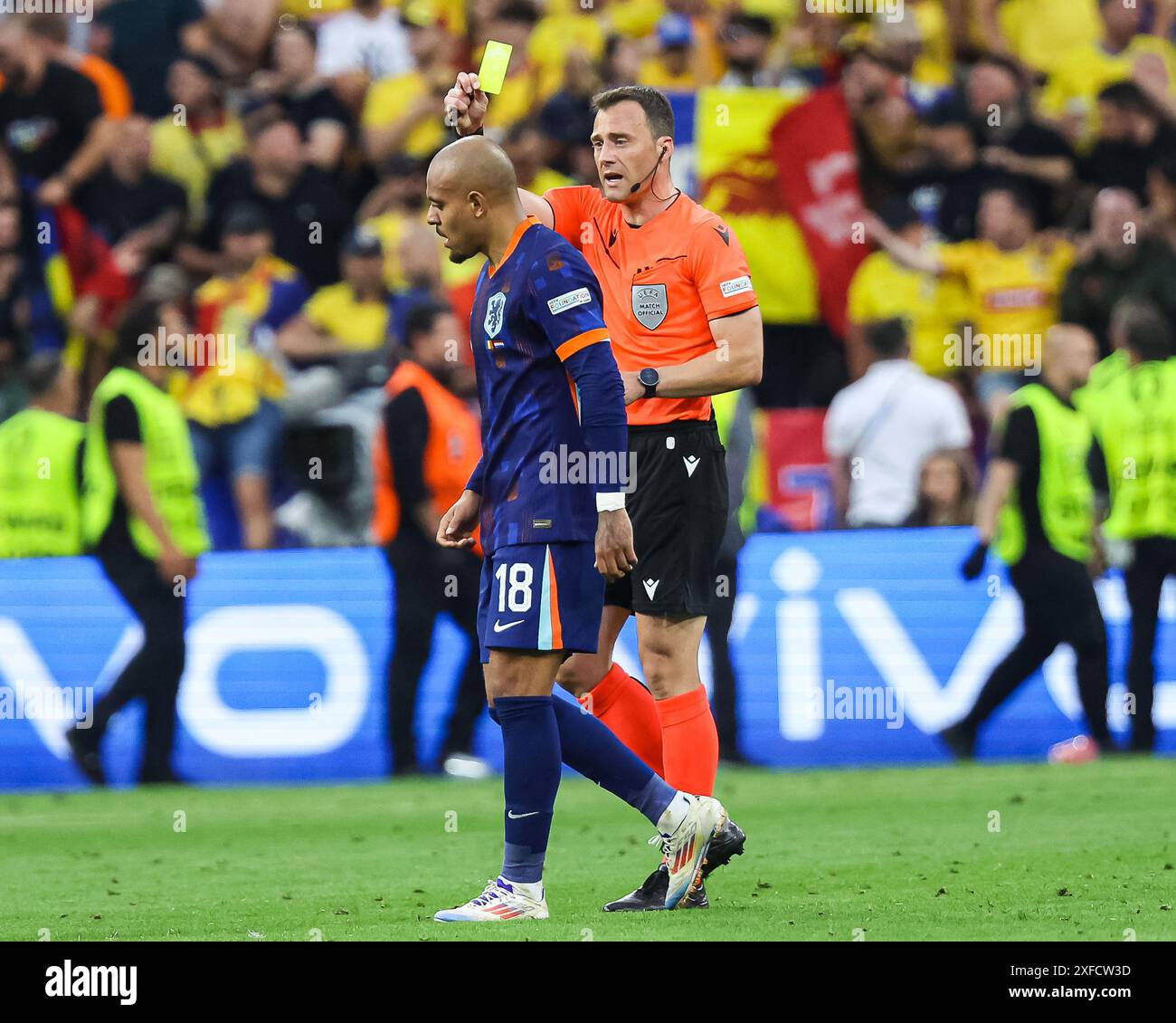 Gelbe Karte fuer Donyell Malen (Niederlande, #18) Schiedsrichter Felix ...