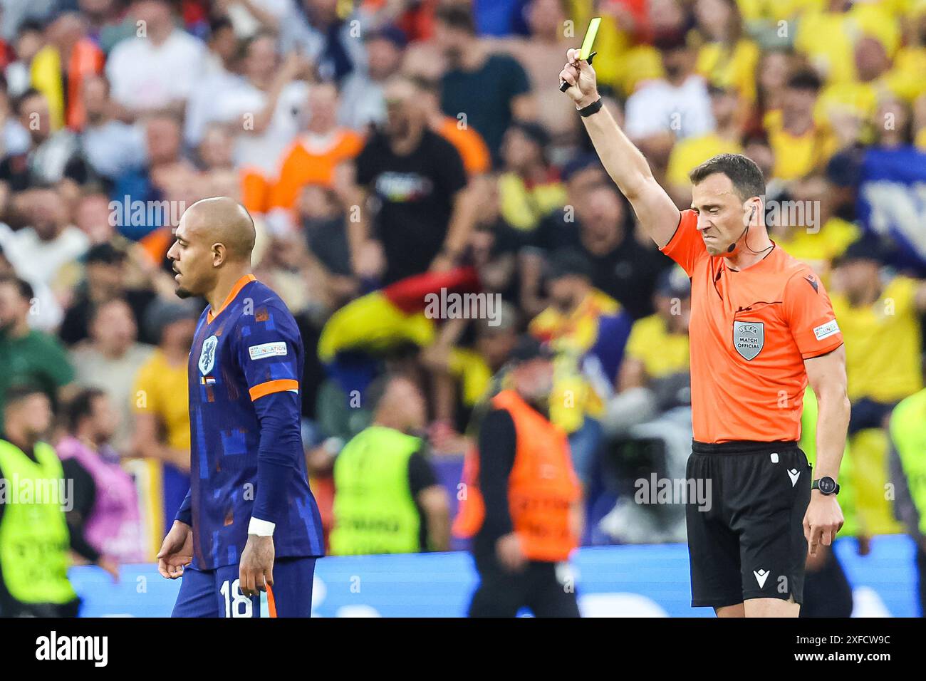 Gelbe Karte fuer Donyell Malen (Niederlande, #18) Schiedsrichter Felix ...