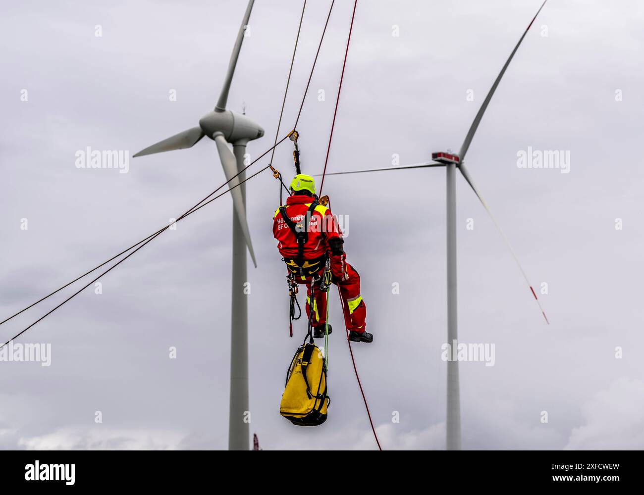Höhenretter der Berufsfeuerwehr Oberhausen üben das Abseilen von einer ...