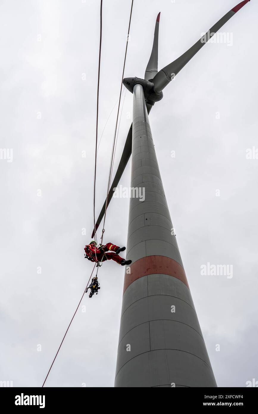Höhenretter der Berufsfeuerwehr Oberhausen üben das Abseilen von einer ...