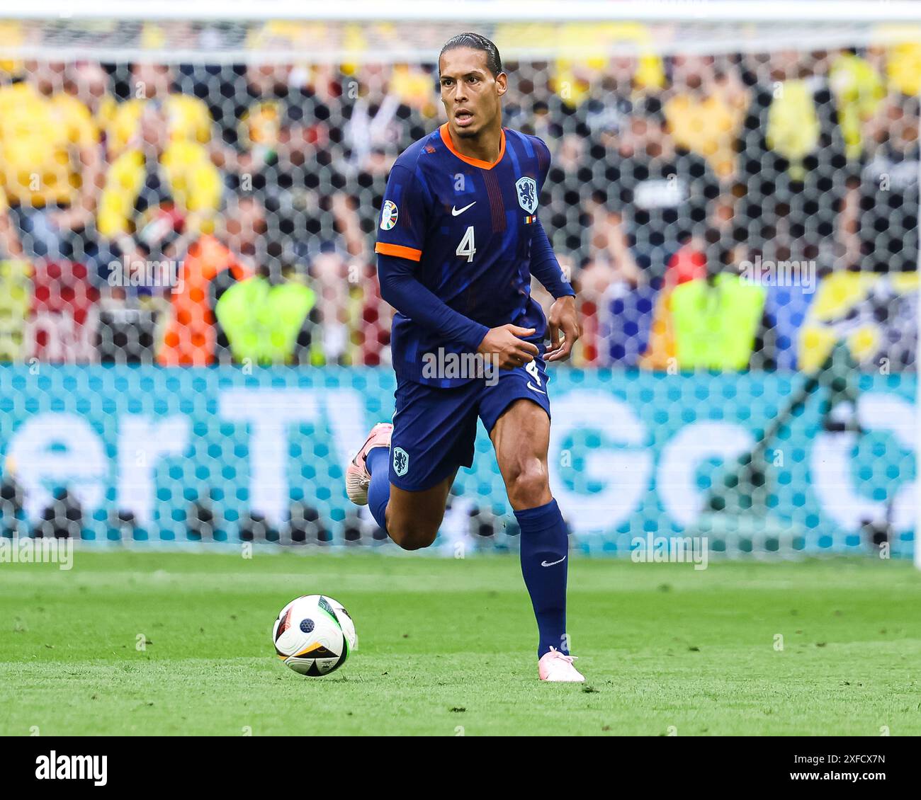 Virgil van Dijk (Niederlande, #04) GER, Rumaenien (ROM) vs. Niederlande ...