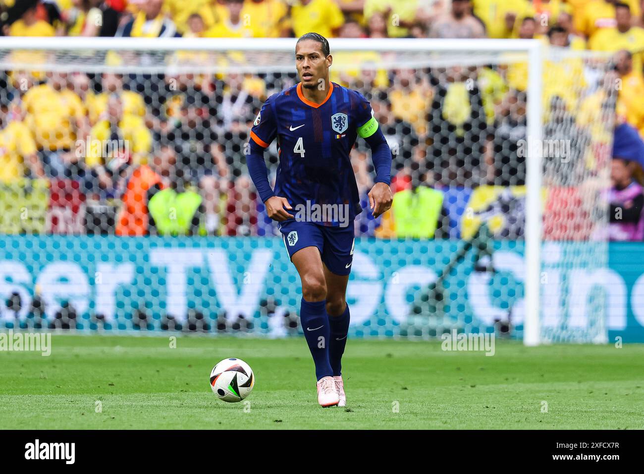 Virgil van Dijk (Niederlande, #04) GER, Rumaenien (ROM) vs. Niederlande ...
