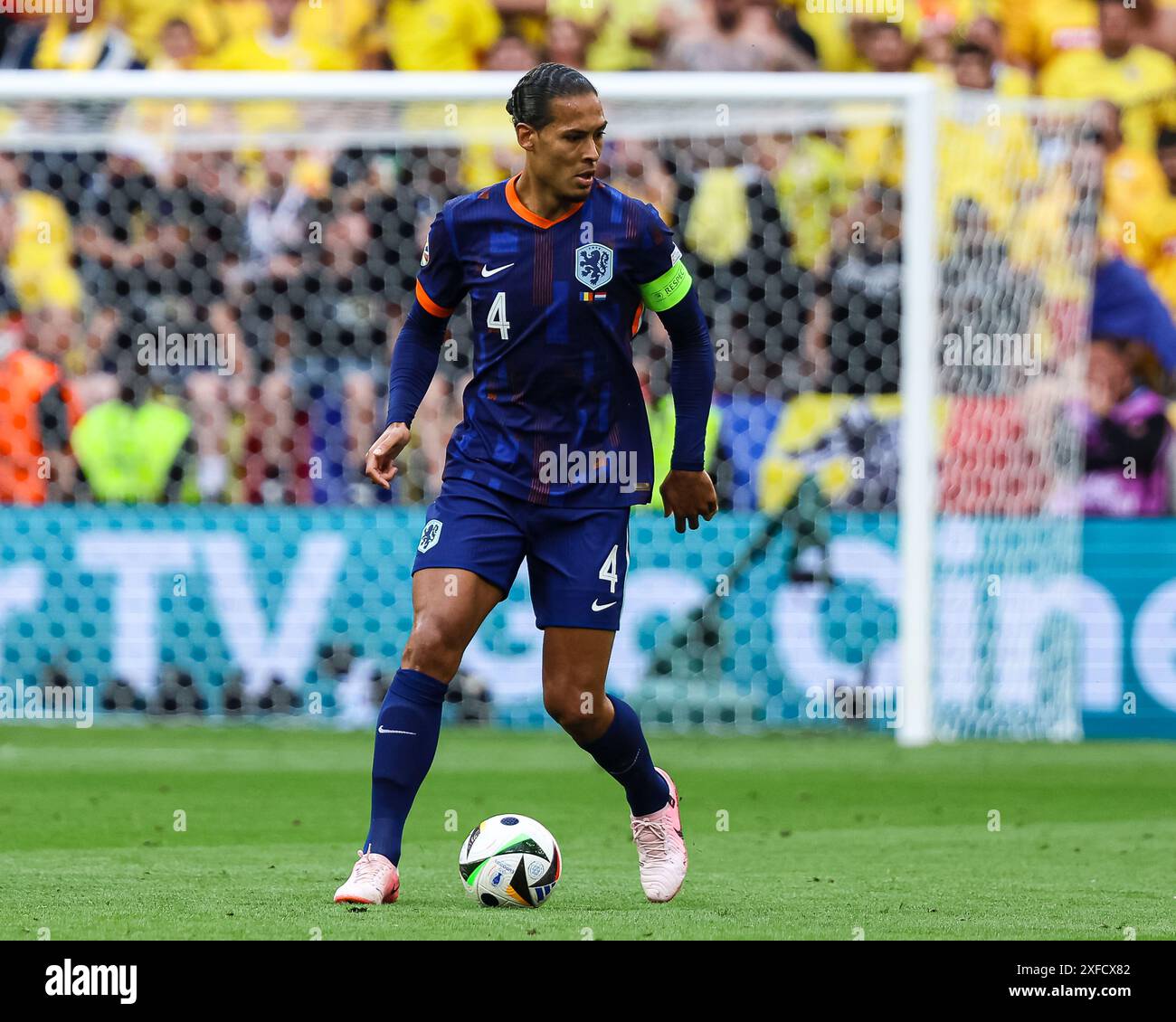 Virgil van Dijk (Niederlande, #04) GER, Rumaenien (ROM) vs. Niederlande ...