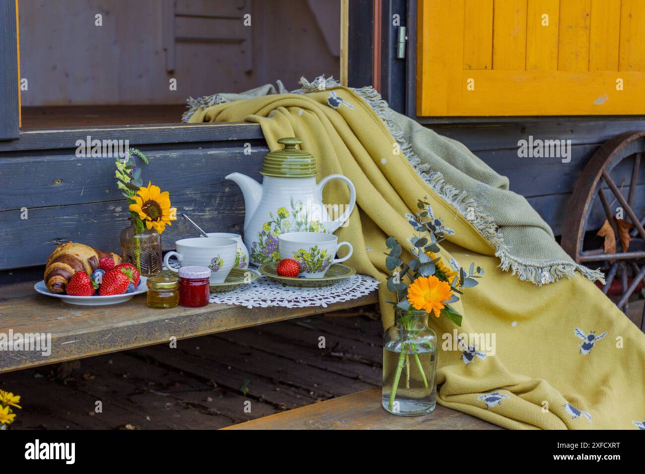Vintage tea cups or tea sets hi-res stock photography and images - Alamy