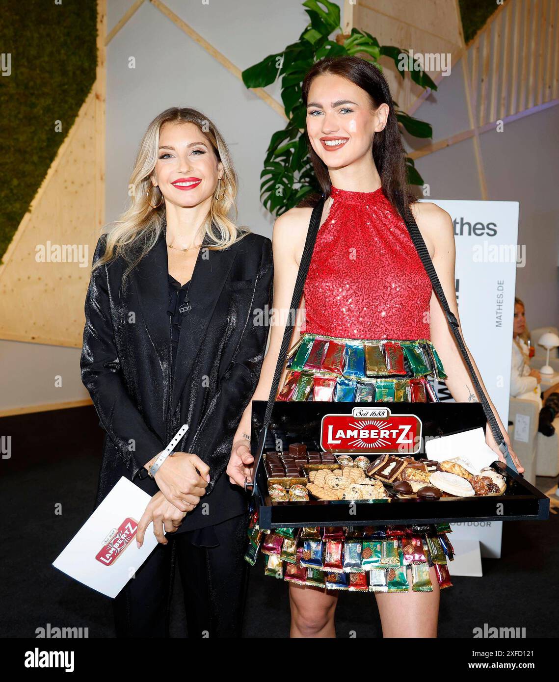 Cathy Hummels mit Lambertz-Hostess bei der Eröffnung und Medianight zu ...