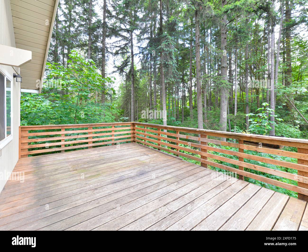 Modern backyard deck hi-res stock photography and images - Alamy