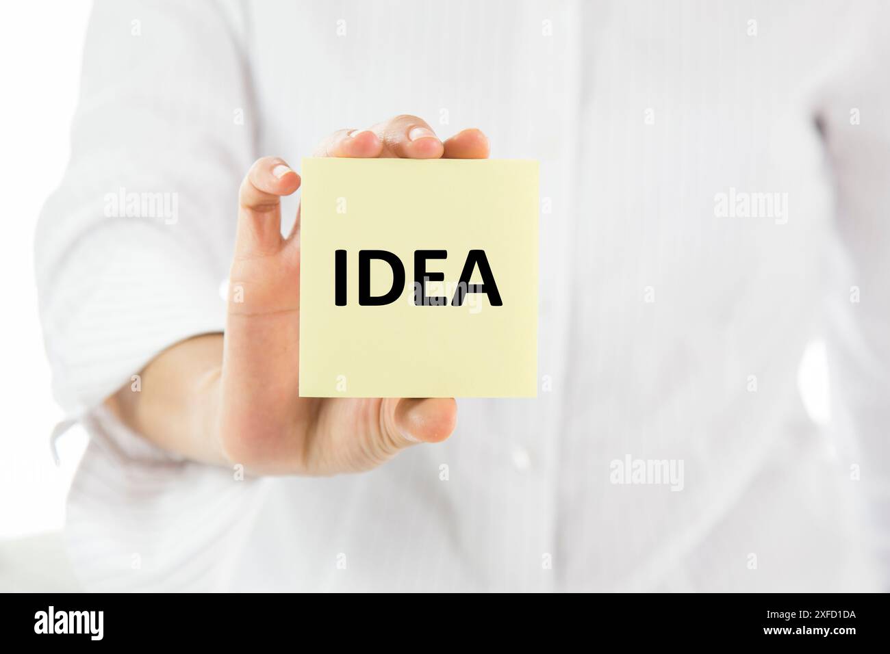Person holding sticky note hi-res stock photography and images - Alamy