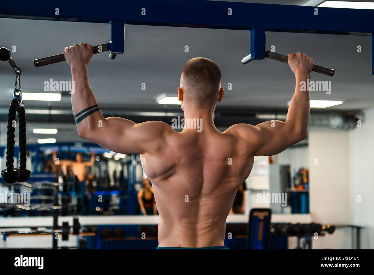 Bodybuilder doing pull-ups in a gym Stock Photo - Alamy