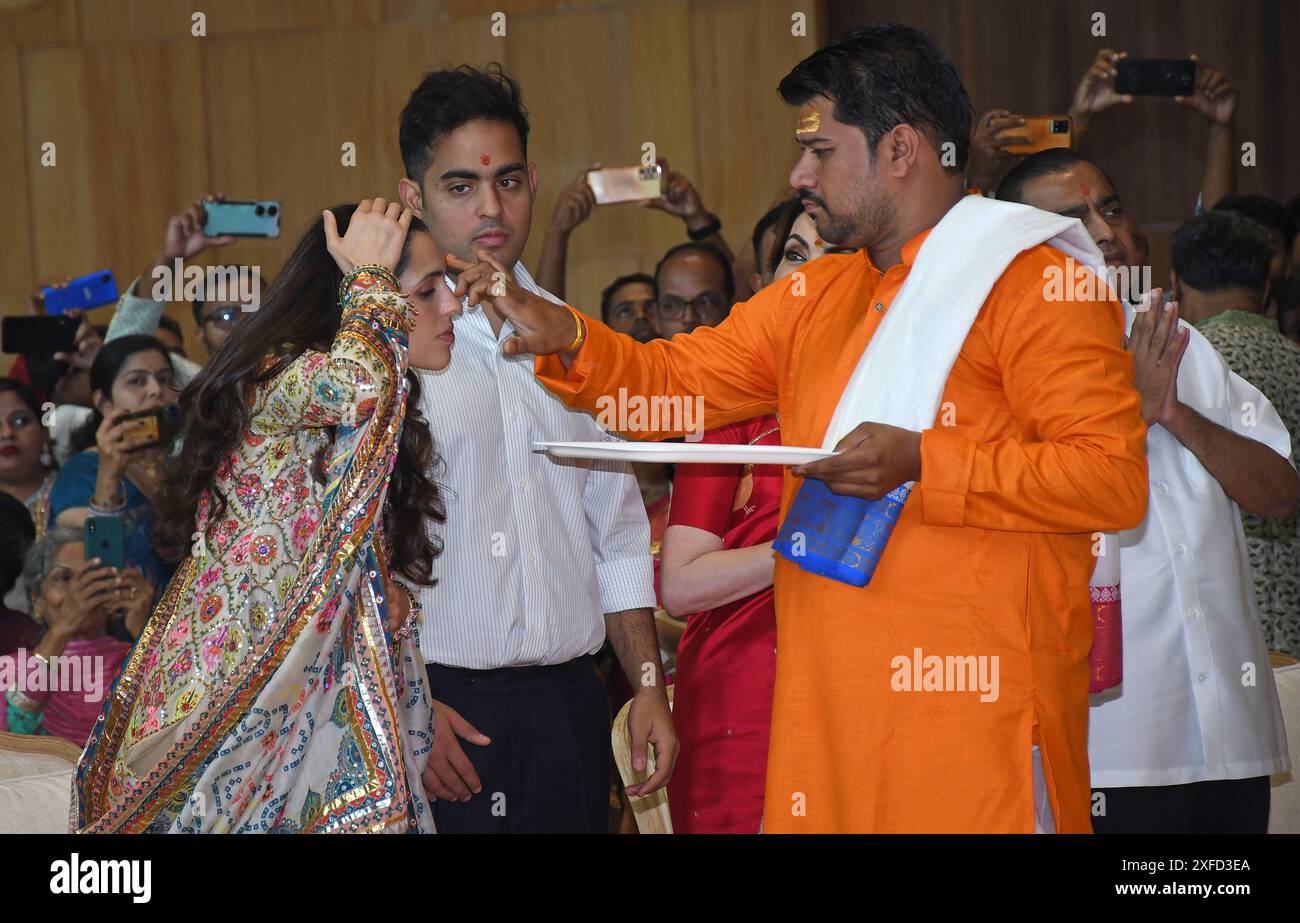 Akash ambani shloka mehta wedding hi-res stock photography and images ...