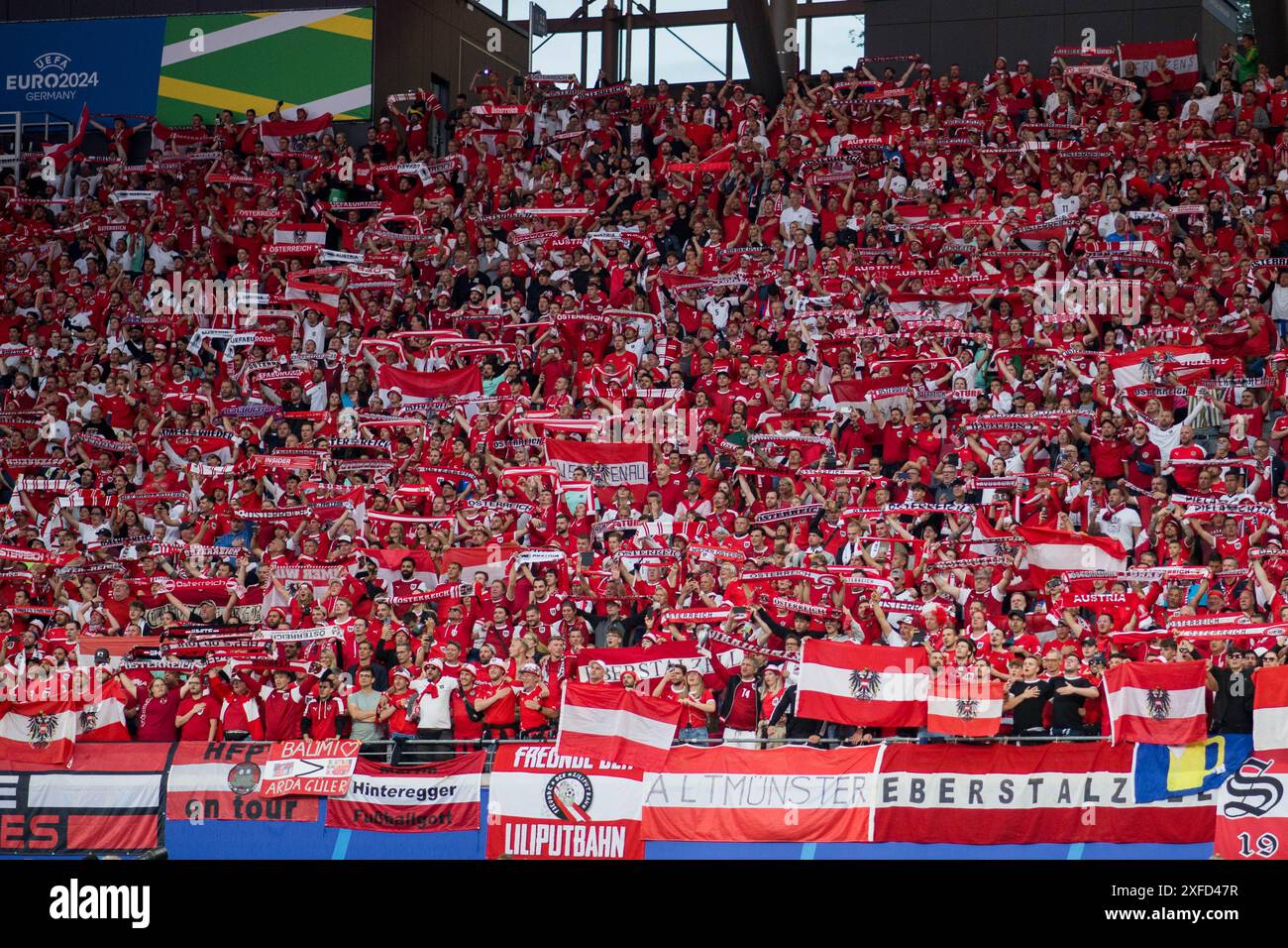Fans von Oesterreich bei der Nationalhymne, GER, Austria (AUT) vs ...
