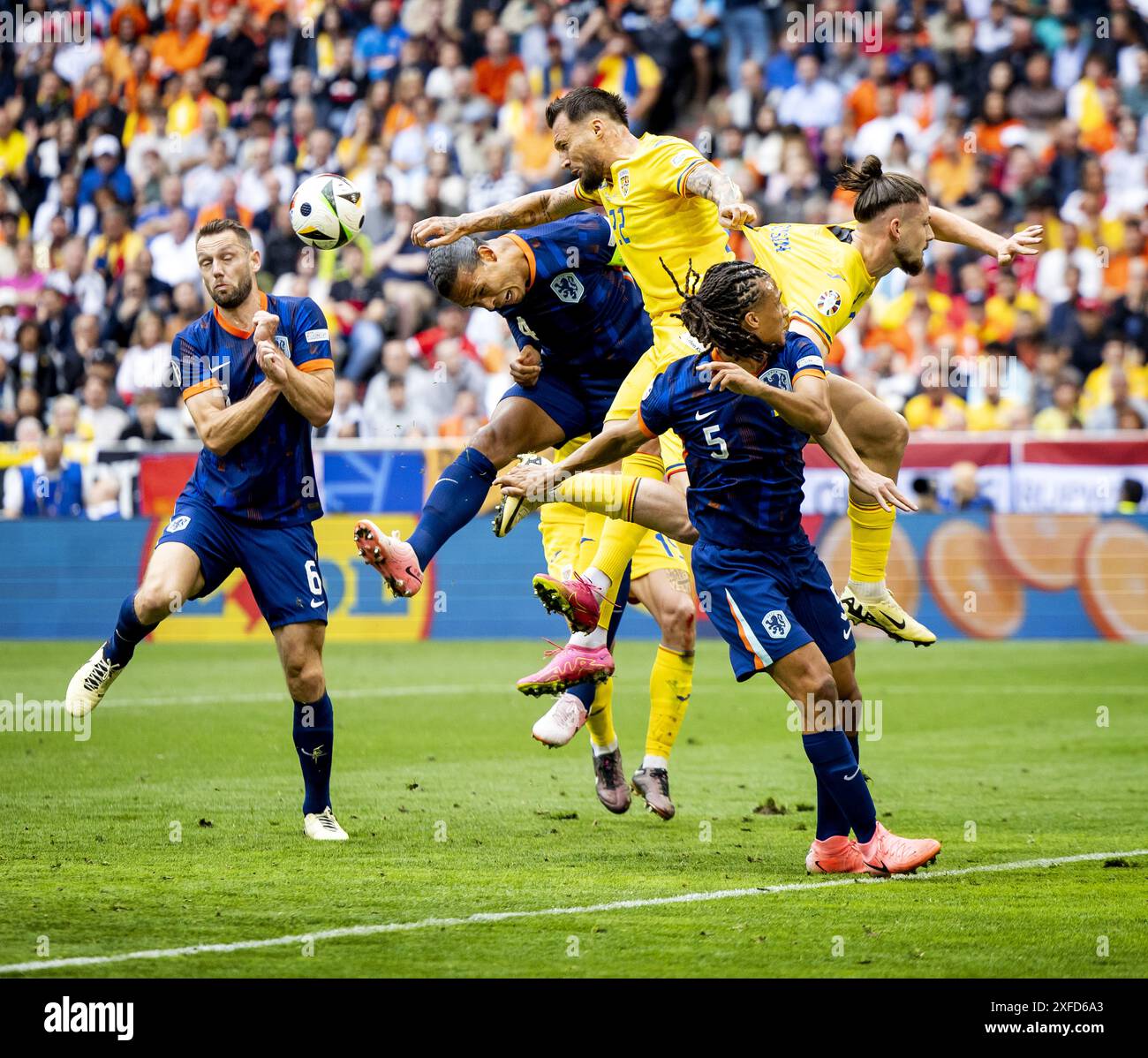 MUNICH - Stefan de Vrij, Virgil van Dijk, Dennis Man of Romania, Nathan ...