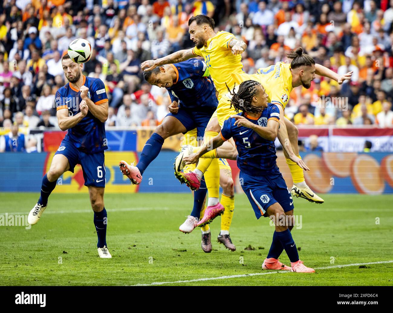 MUNICH - Stefan de Vrij, Virgil van Dijk, Dennis Man of Romania, Nathan ...