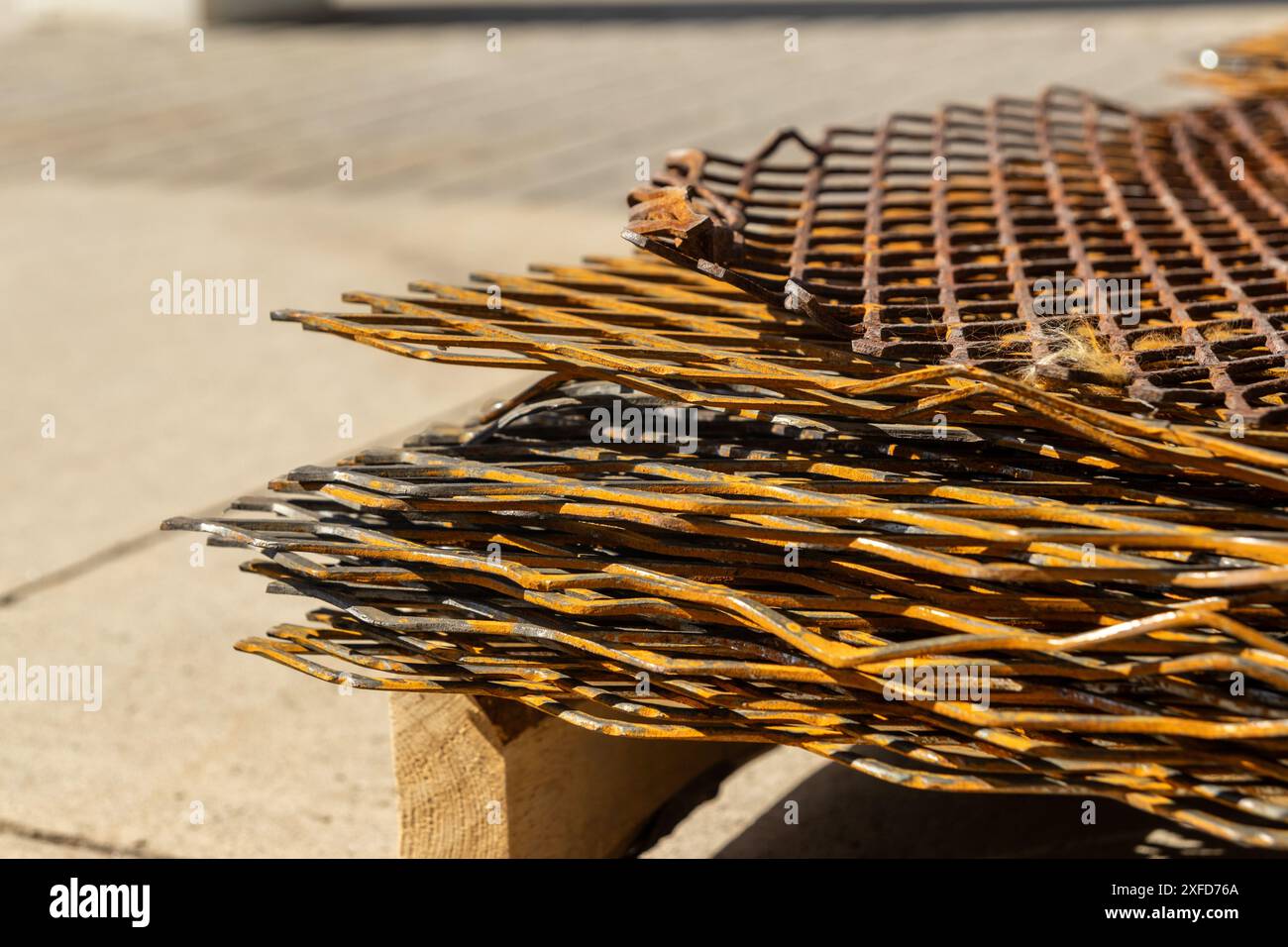 Wire mesh pallet hi-res stock photography and images - Alamy