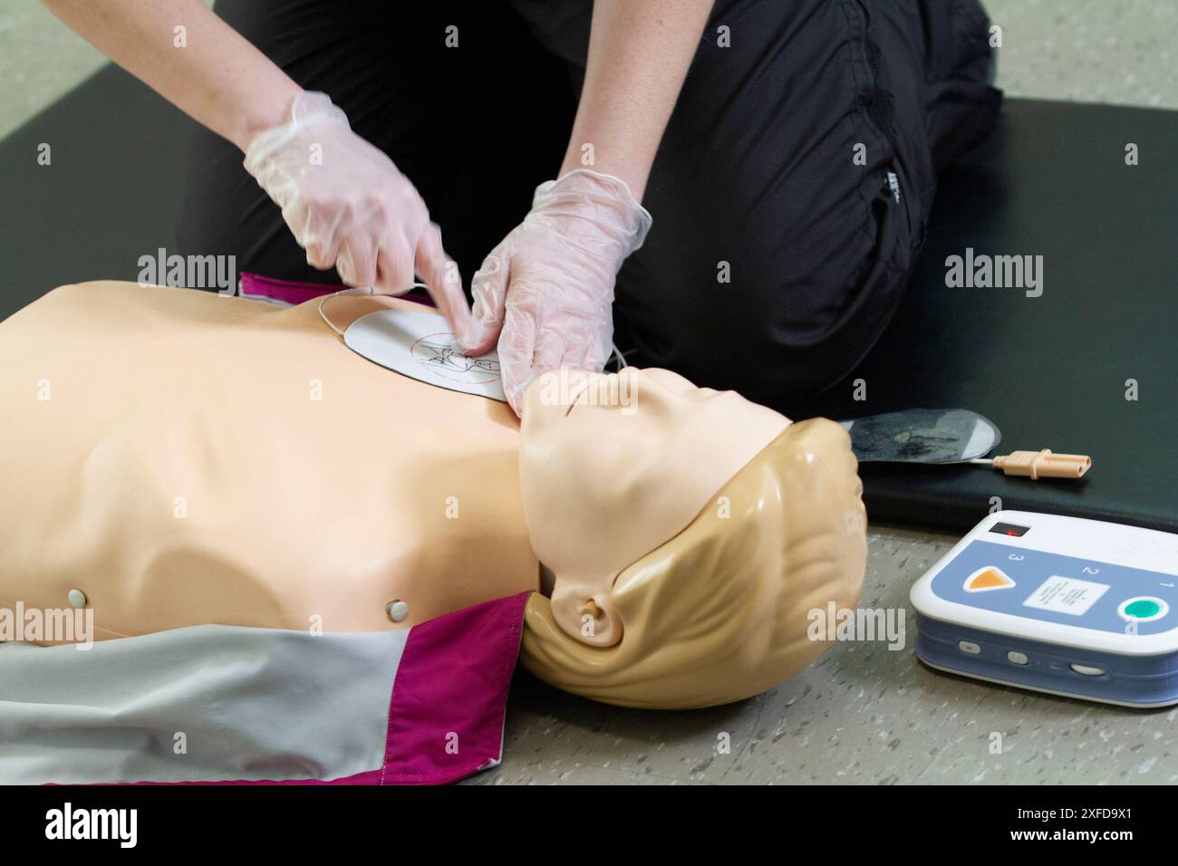 First responce worker demonstrades CPR and proper defibrillator ...