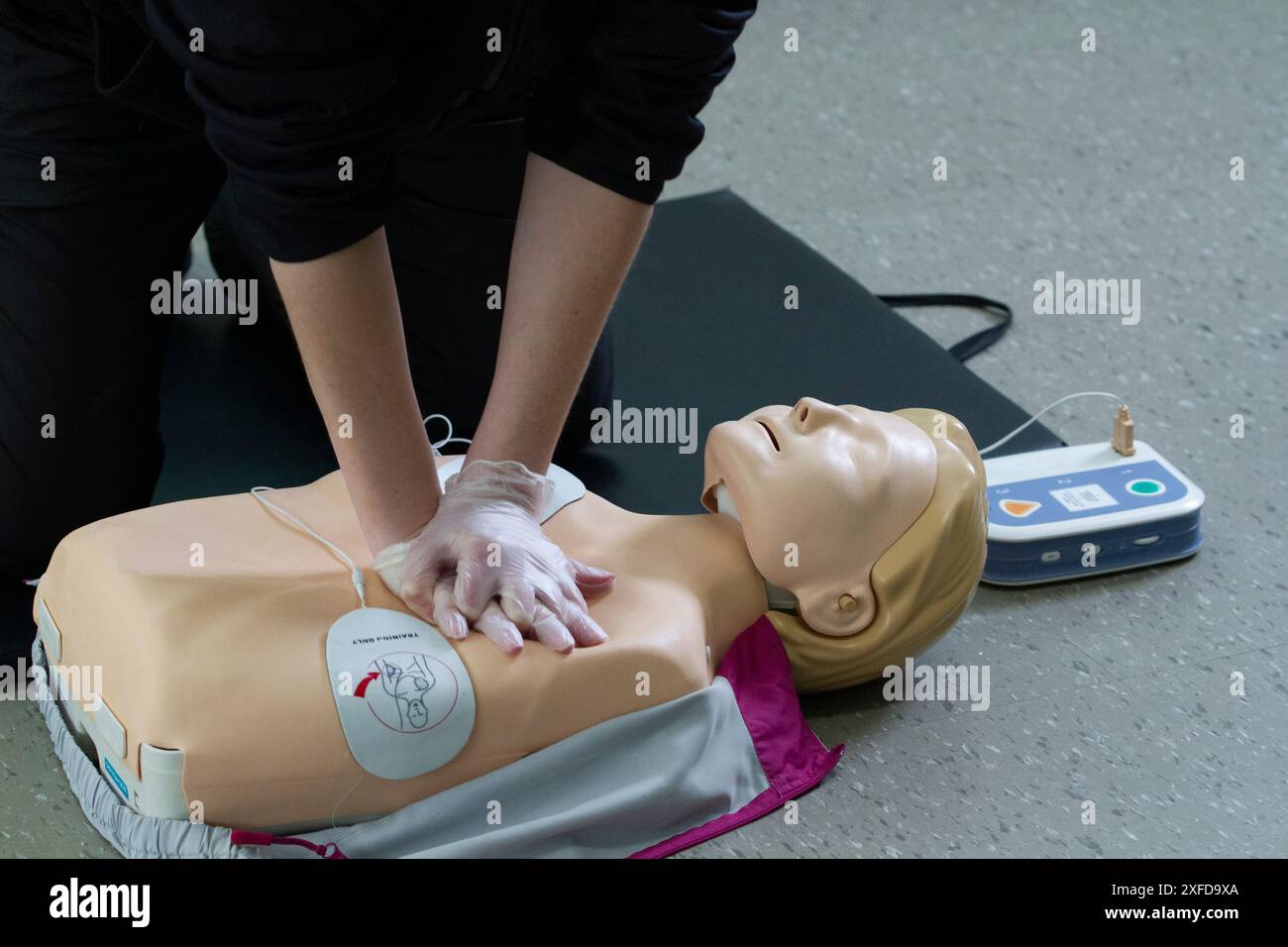 First responce worker demonstrades CPR and proper defibrillator ...