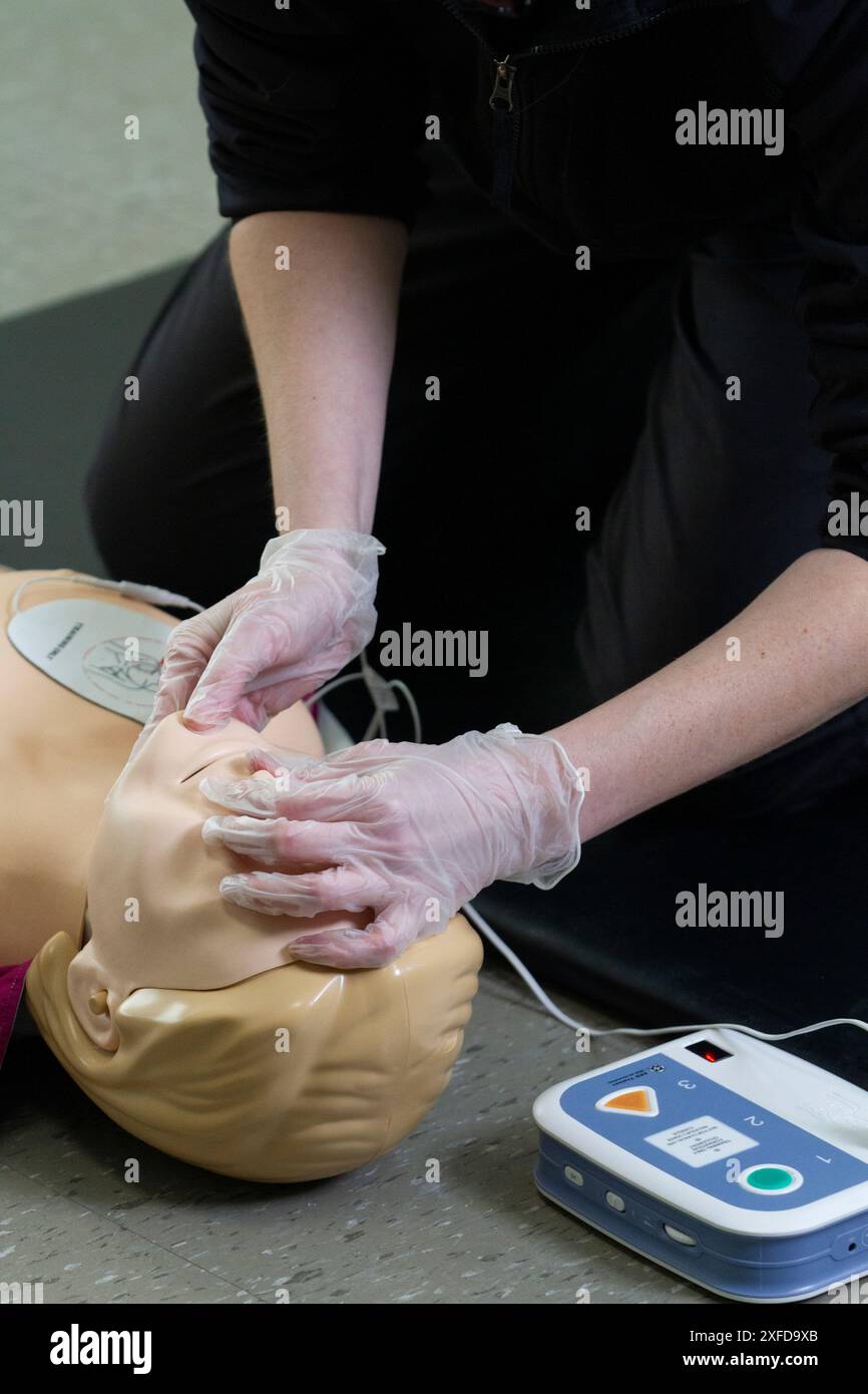 First responce worker demonstrades CPR and proper defibrillator ...