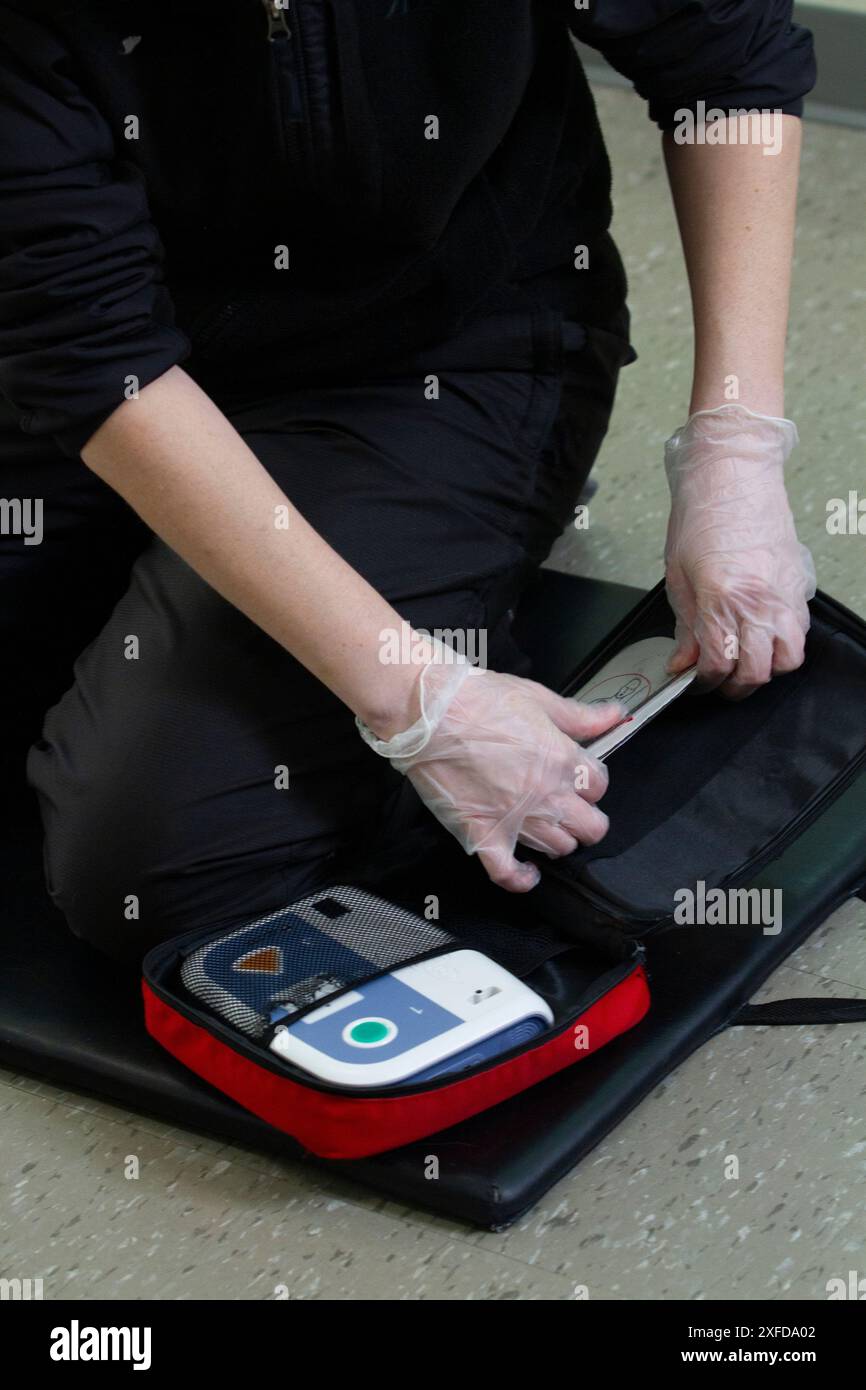 First responce worker demonstrades CPR and proper defibrillator ...