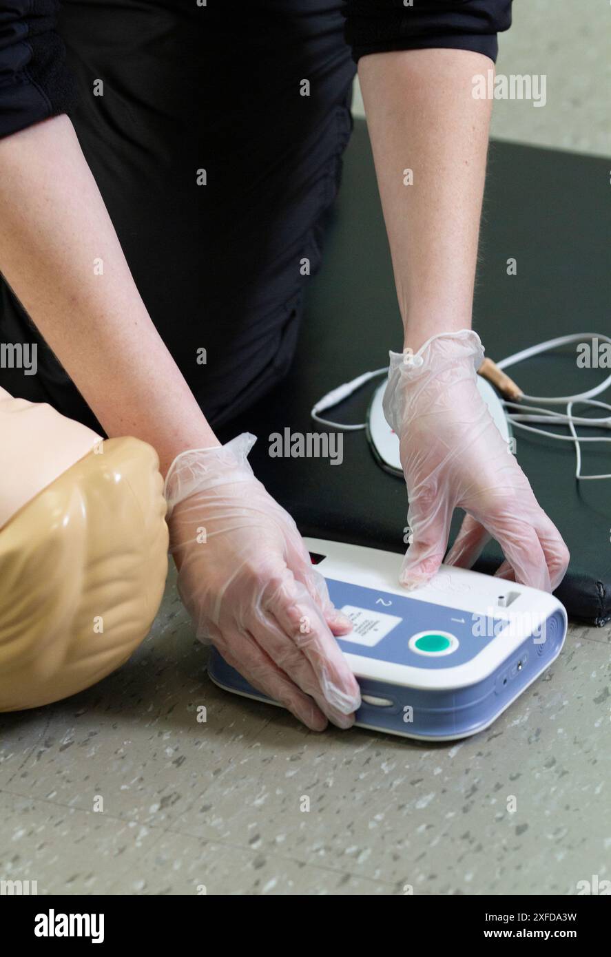 First responce worker demonstrades CPR and proper defibrillator ...