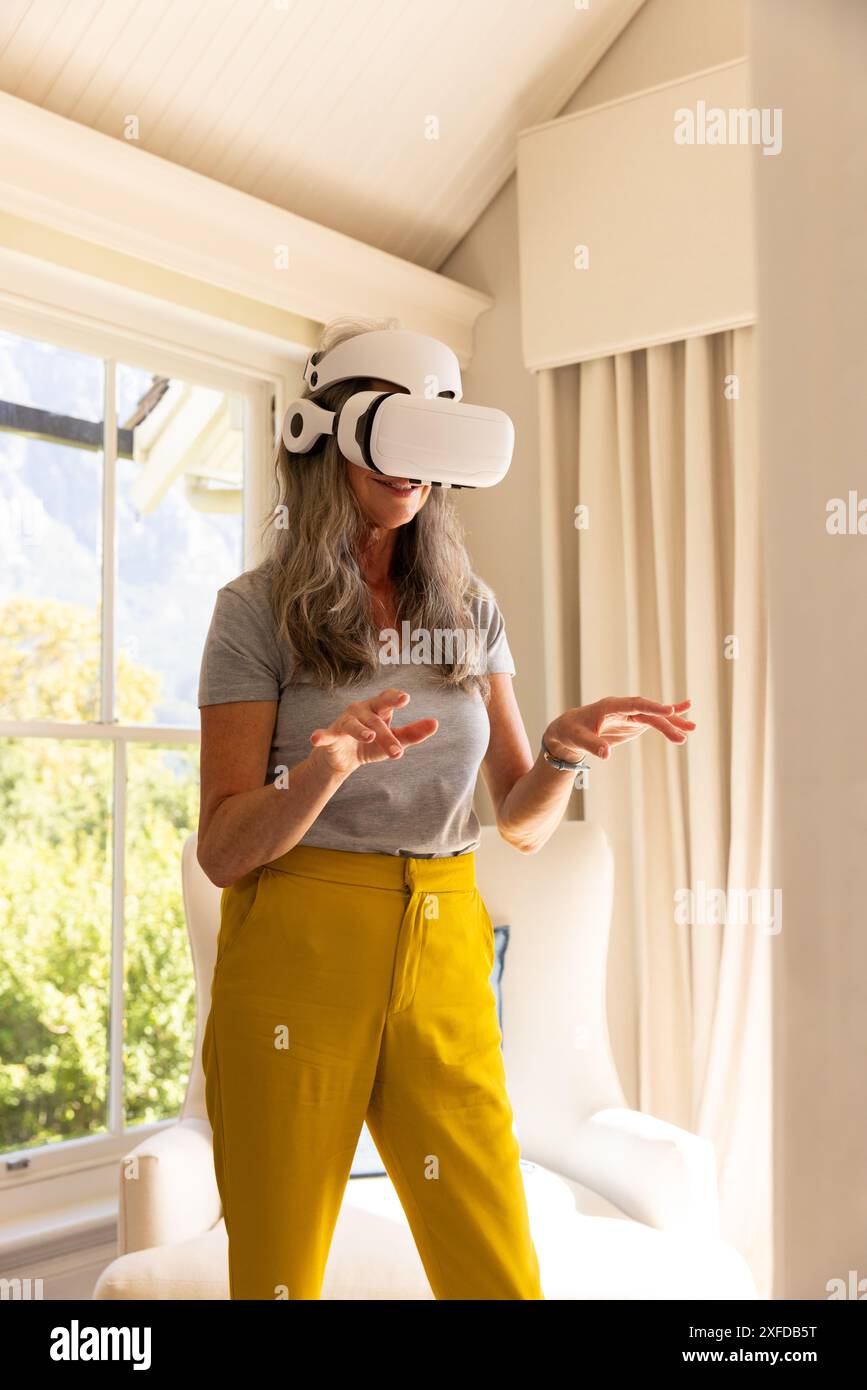 Senior woman in vr headset hi-res stock photography and images - Alamy