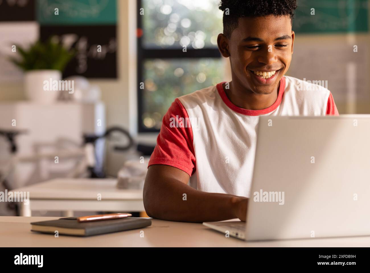 Focused smiling teen school hi-res stock photography and images - Alamy