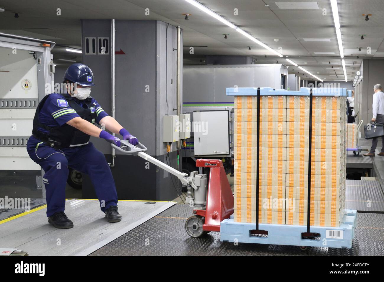 New banknotes which were issued for the first time in 20 years are ...