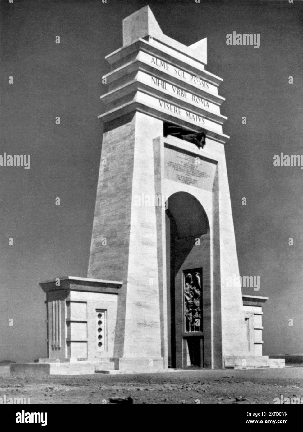 Architettura modernista fascista hi-res stock photography and images ...