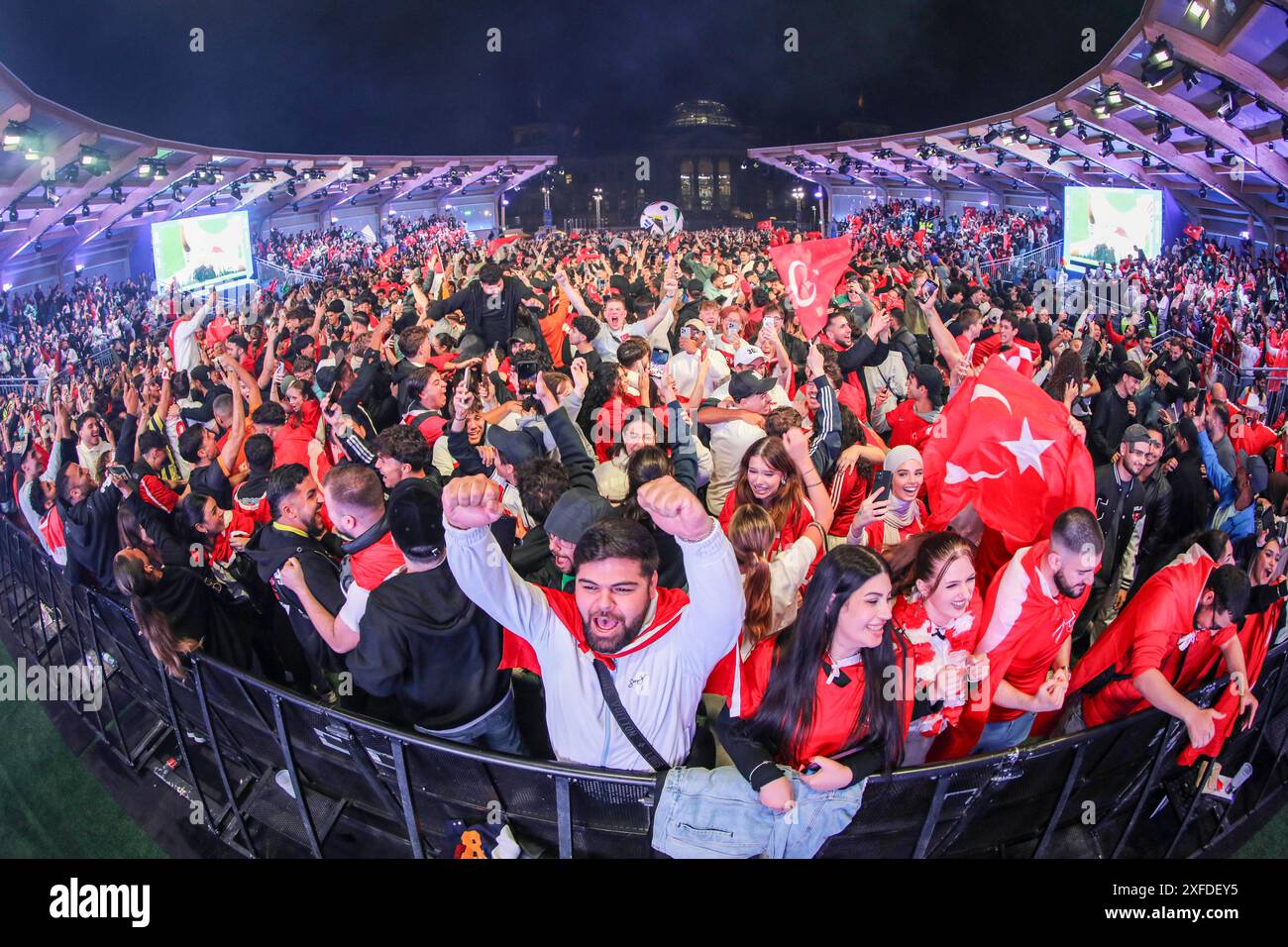Türkische Fußballfans feiern Sensationssieg mit Party am Reich ...
