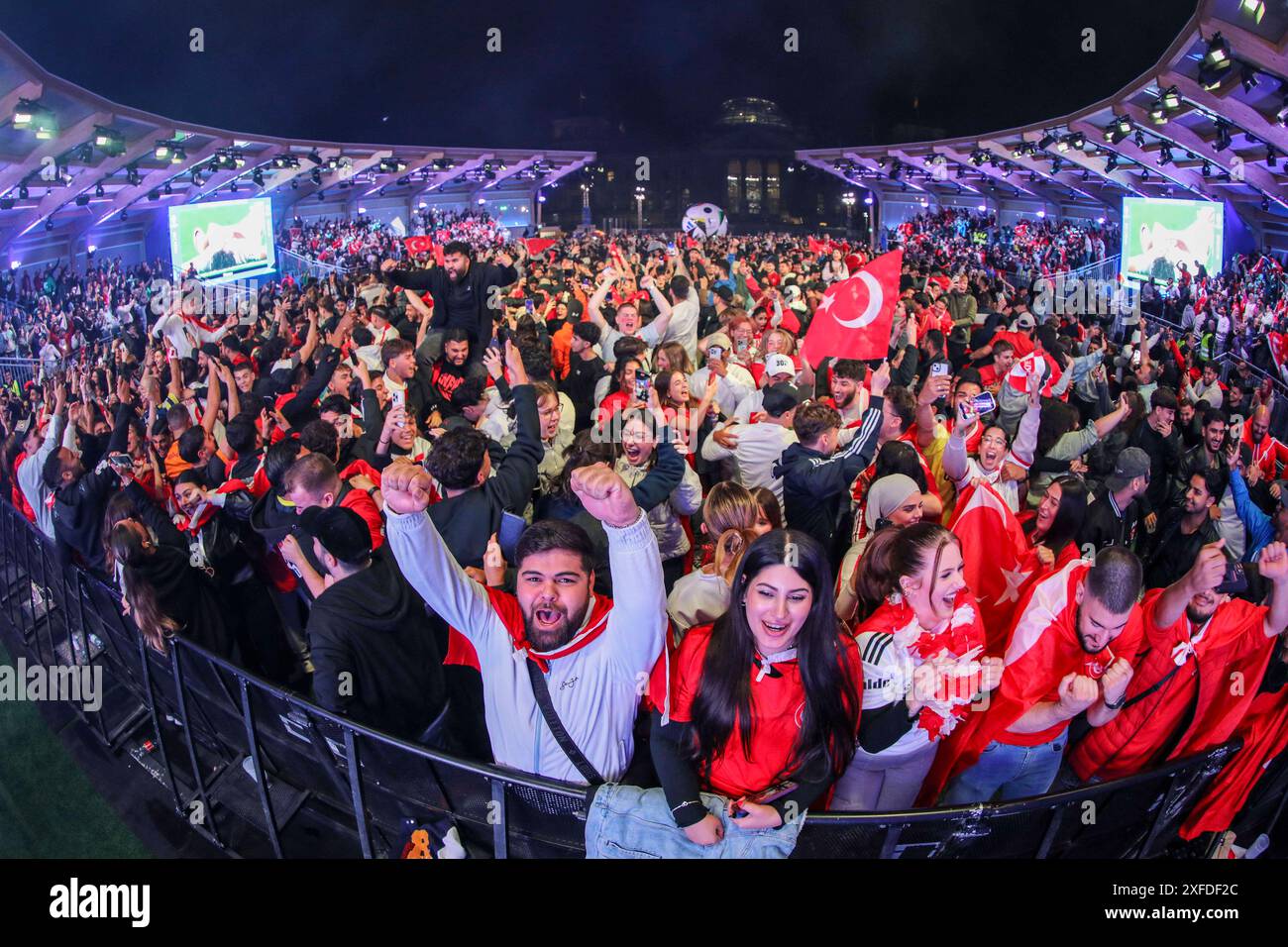 Türkische Fußballfans feiern Sensationssieg mit Party am Reich ...