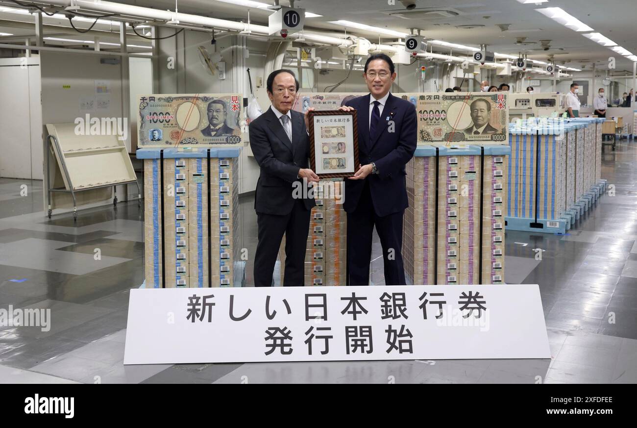 Japan's Prime Minister Fumio Kishida(R) and Bank of Japan's governor ...