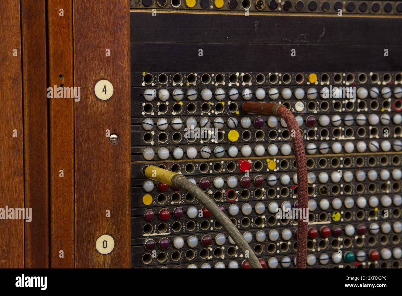 Old fashioned manual telephone switchboard hi-res stock photography and ...