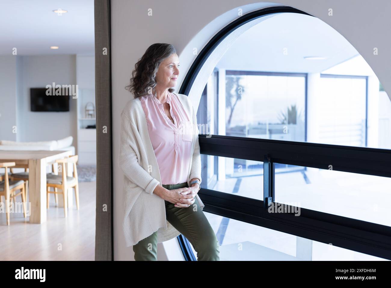 Elderly looking out window hi-res stock photography and images - Alamy