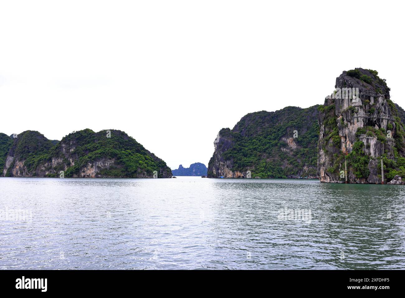 Ha Long Bay, limestone islands at Thanh pho Ha Long, Quang Ninh ...